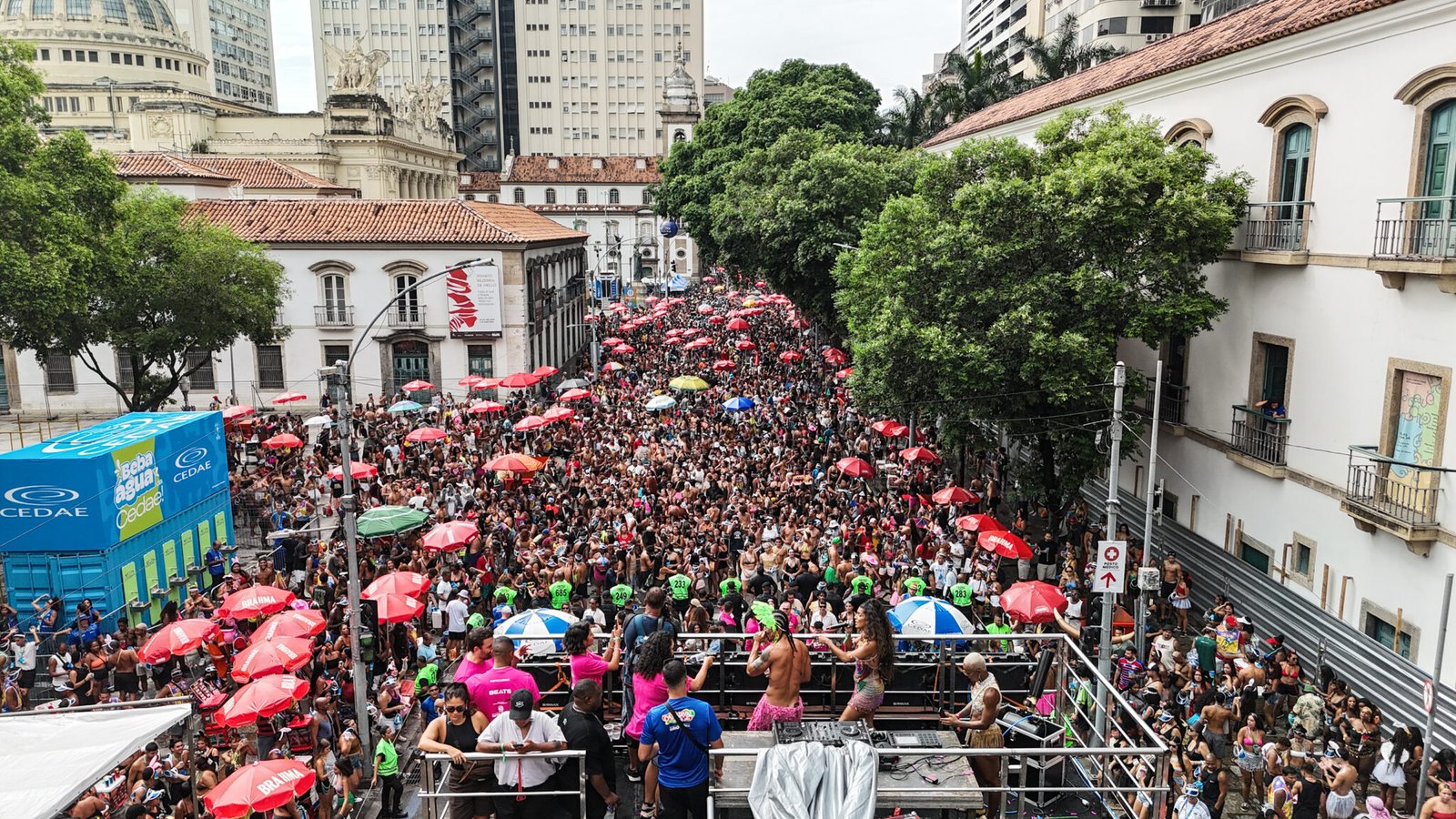 Bloco da Favorita vira baile gigante no coração do Rio - Planeta Samba